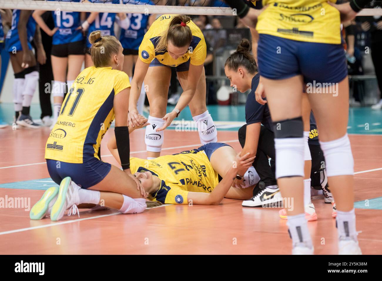 Vedrana Jaksetic (SSC Palmberg Schwerin, #17) - verletzt am Boden / GER ...