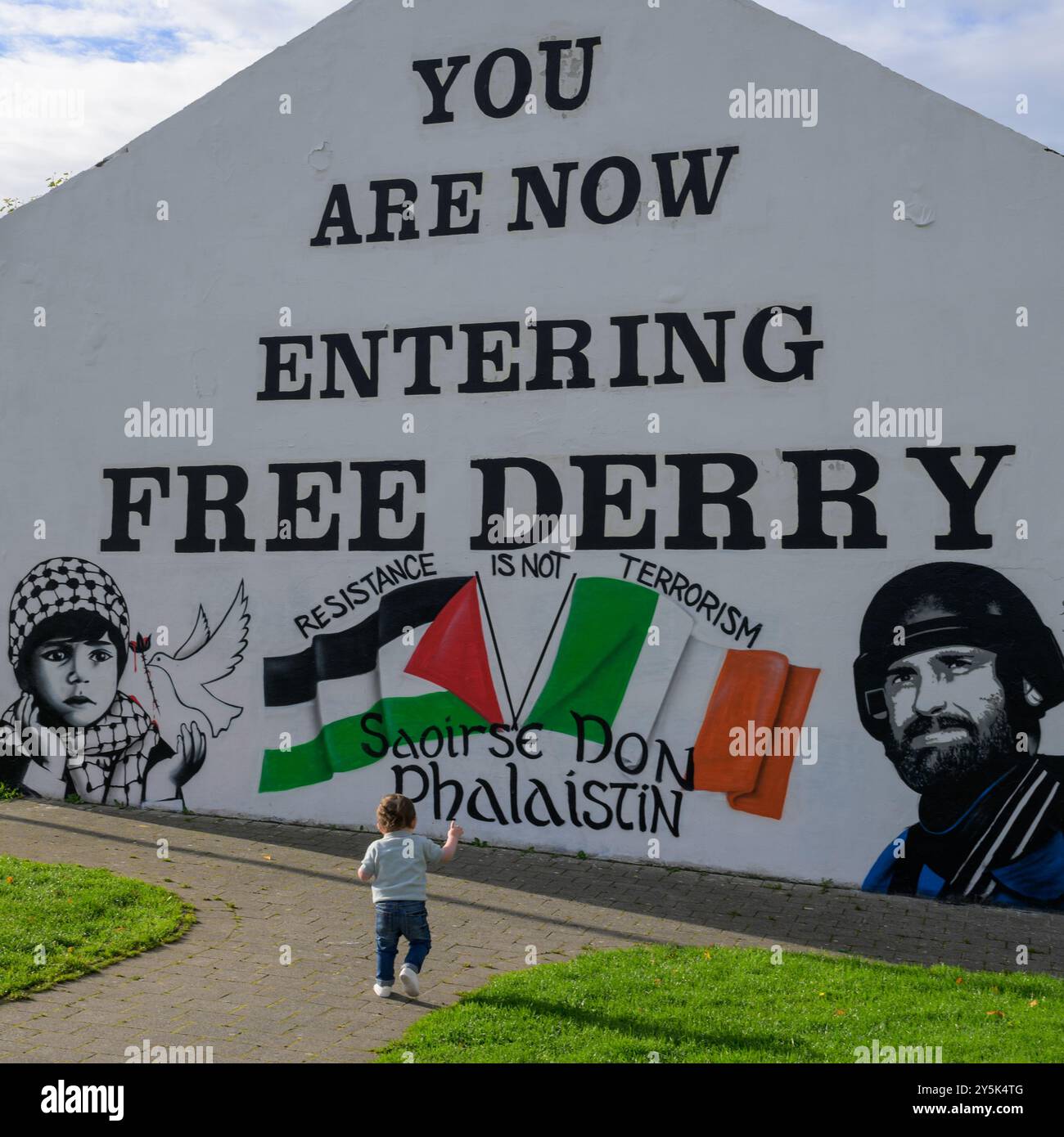 A view of murals in the Bogside area of Derry Stock Photo - Alamy