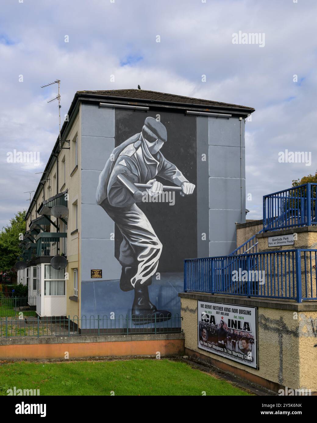 A view of murals in the Bogside area of Derry Stock Photo - Alamy