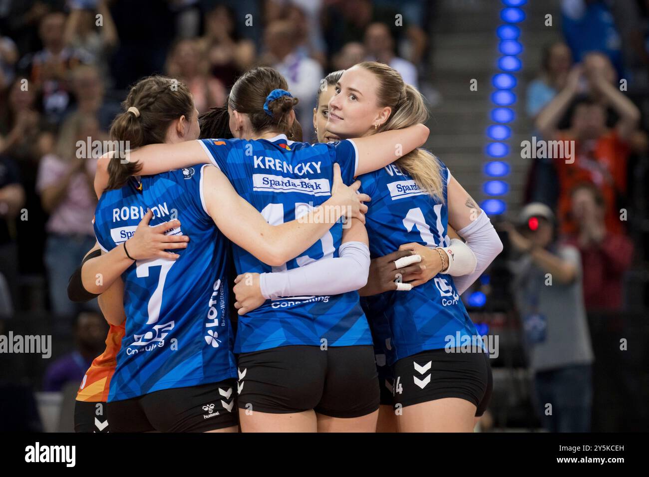 Kelsey Veltmann (Allianz MTV Stuttgart, #14) freut sich mit Team ...