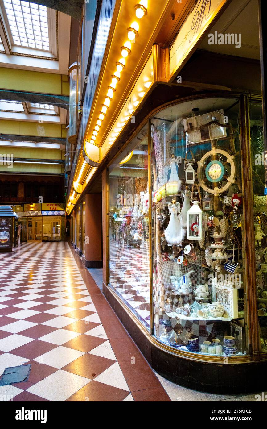 1920s shop interior hi-res stock photography and images - Alamy