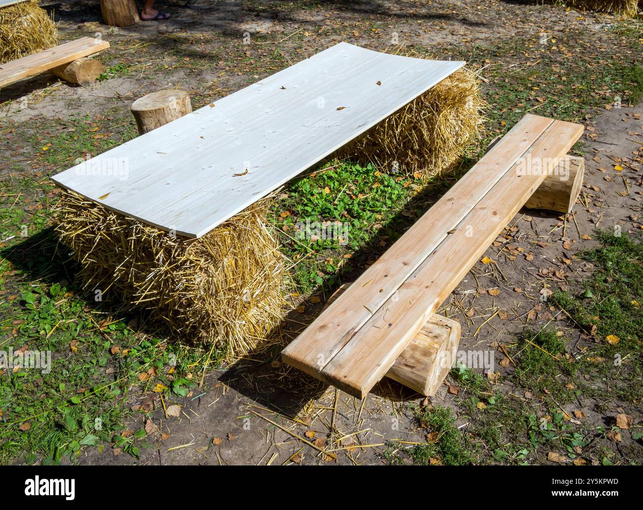 Straw bale table hi-res stock photography and images - Alamy