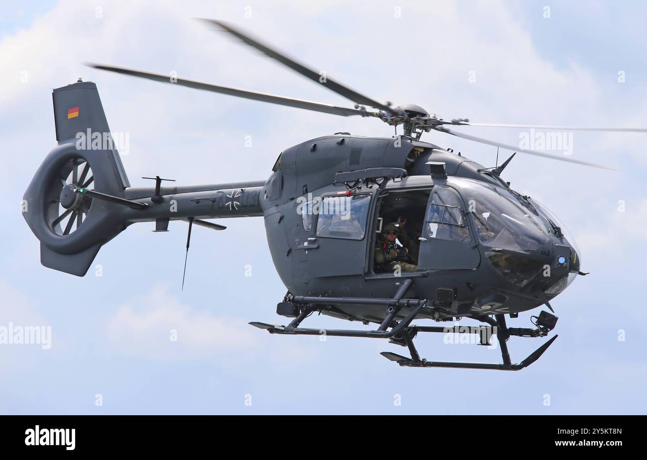 Ein Helikopter vom Typ Airbus H145M LUH SOF mit der Kennung 7603 unterstützt die operativen ...