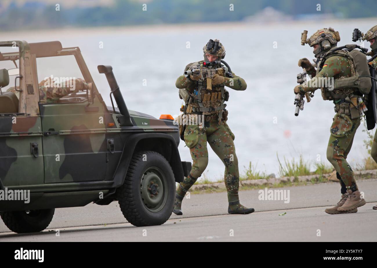 Kampfschwimmer des Kommando Spezialkräfte der Marine KSM zeigen das ...