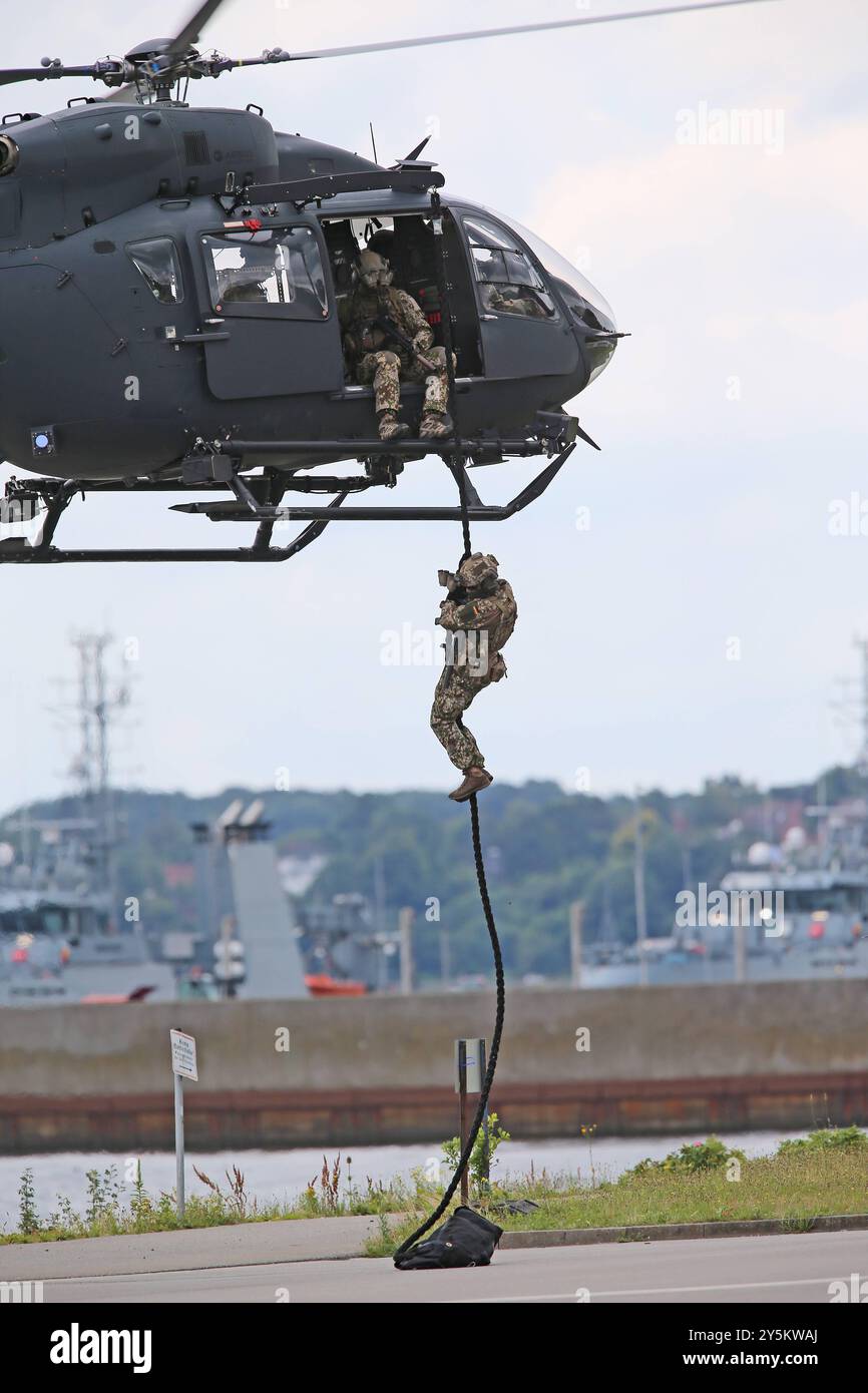 Ein Special Operations Medical Support Team SOMST seilt sich via Fast ...