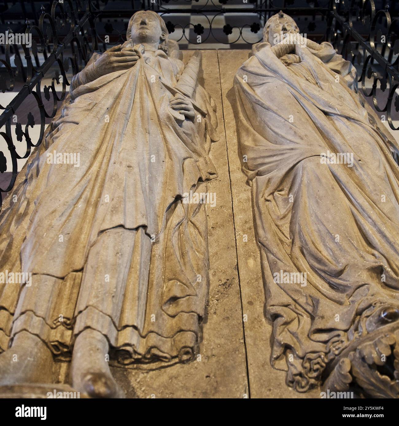 Tomb of Henry the Lion and Mathilde Plantagenet in the cathedral ...