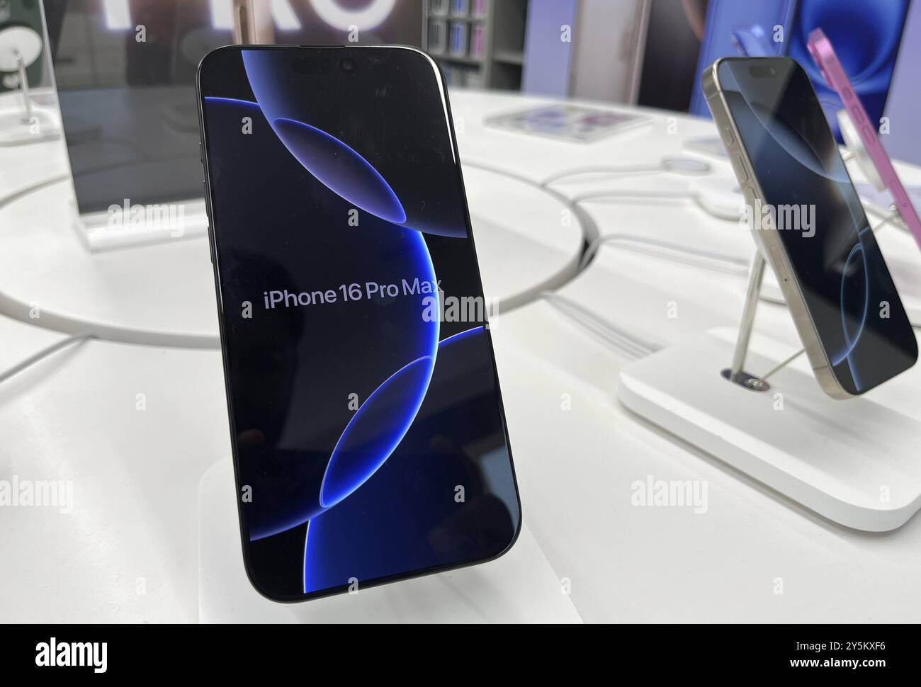 Implement store hi-res stock photography and images - Alamy