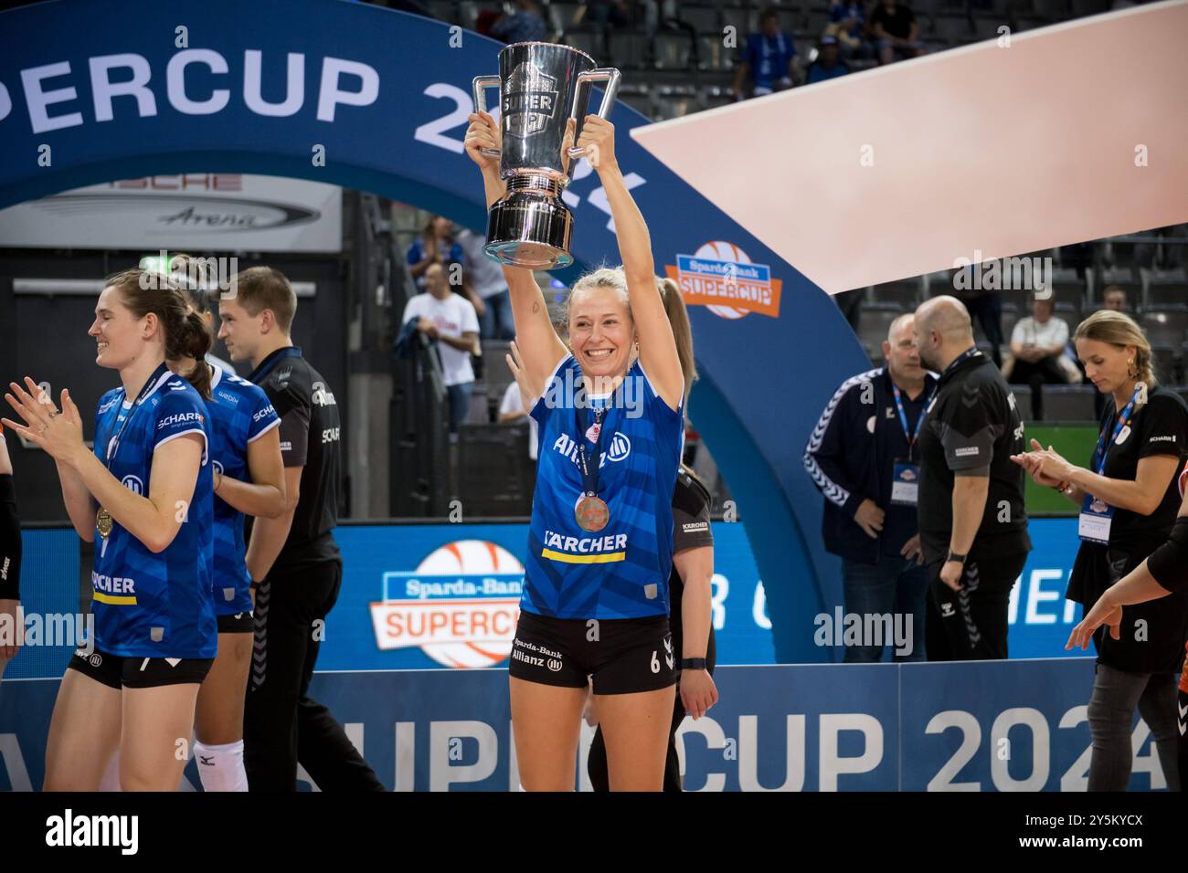 Antonia Stautz (Allianz MTV Stuttgart, #06) mit Pokal, Jubel, Freude ...