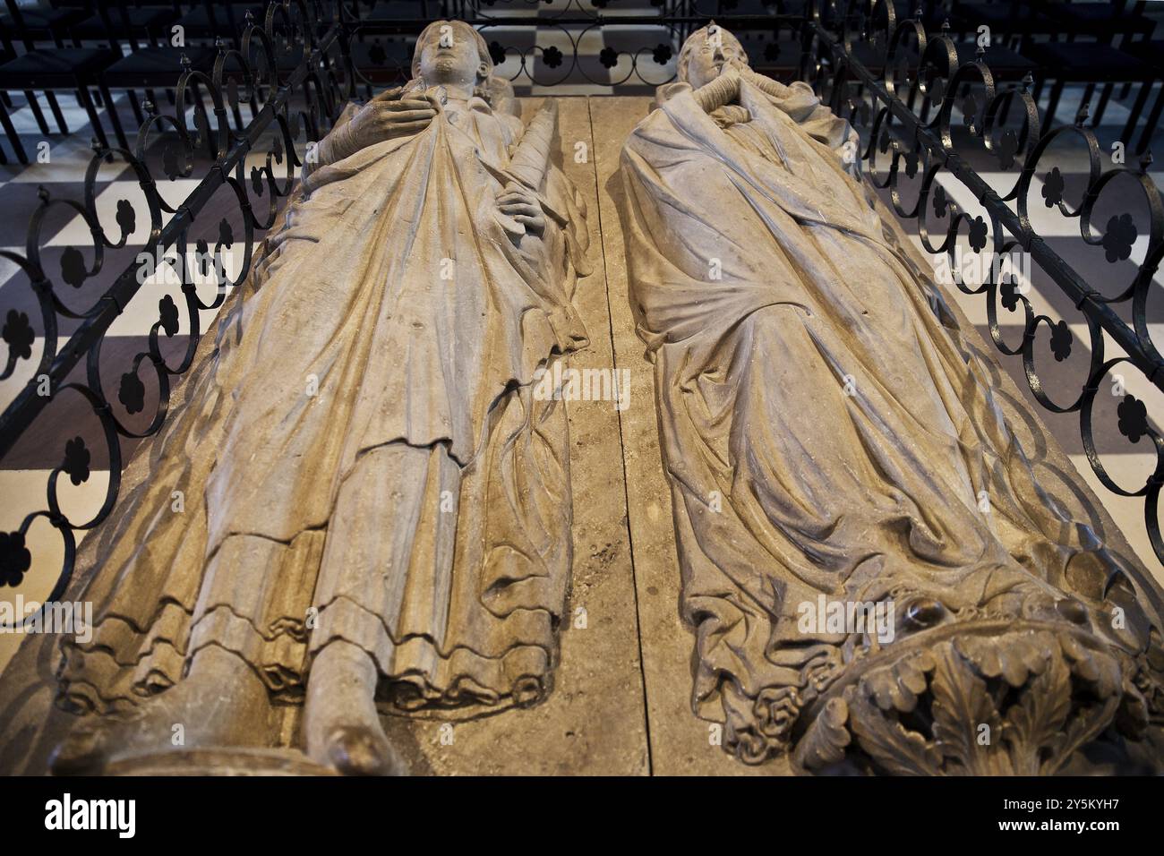 Tomb of Henry the Lion and Mathilde Plantagenet in the cathedral ...