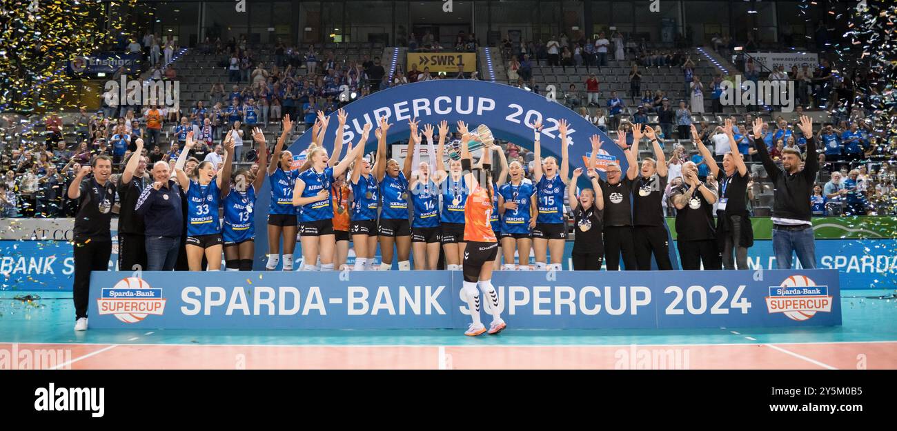 Roosa Koskelo (Allianz MTV Stuttgart, #01) mit Pokal, Jubel, Freude vor ...