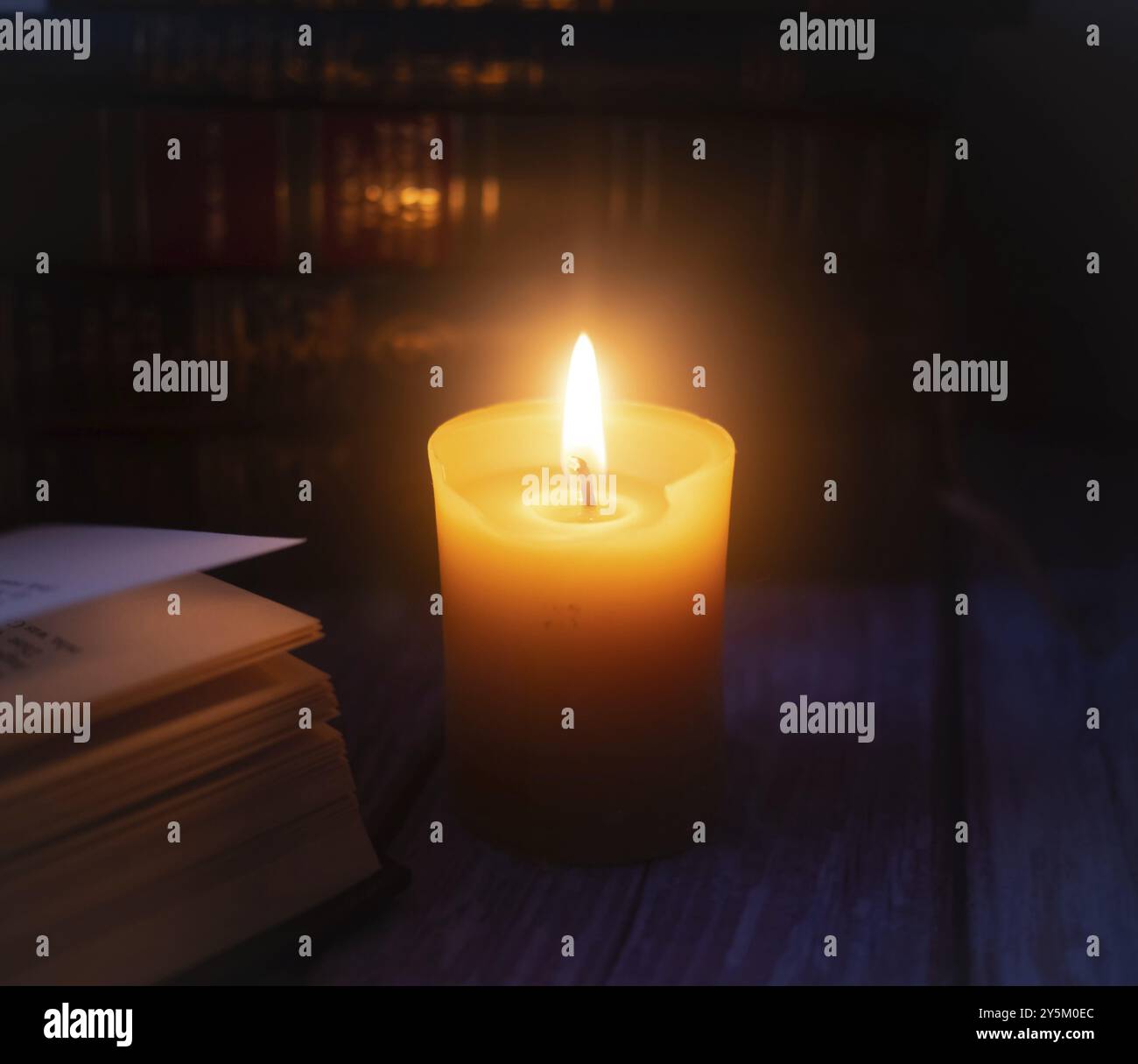 Decorative books hi-res stock photography and images - Alamy