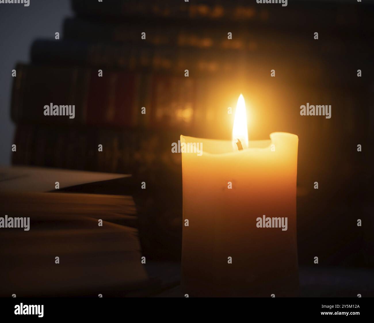 Candlelight books hi-res stock photography and images - Alamy