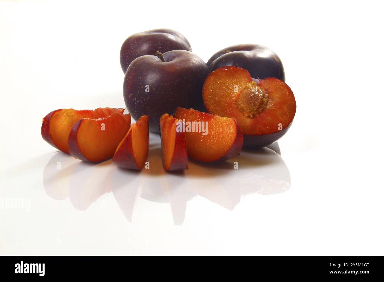 Schwarze pflaumen hi-res stock photography and images - Alamy