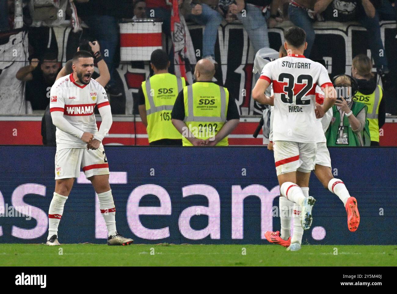 TOR zum 5:1 Deniz Undav VfB Stuttgart (26) Torjubel mit Fabian Rieder VfB Stuttgart (32) GER ...