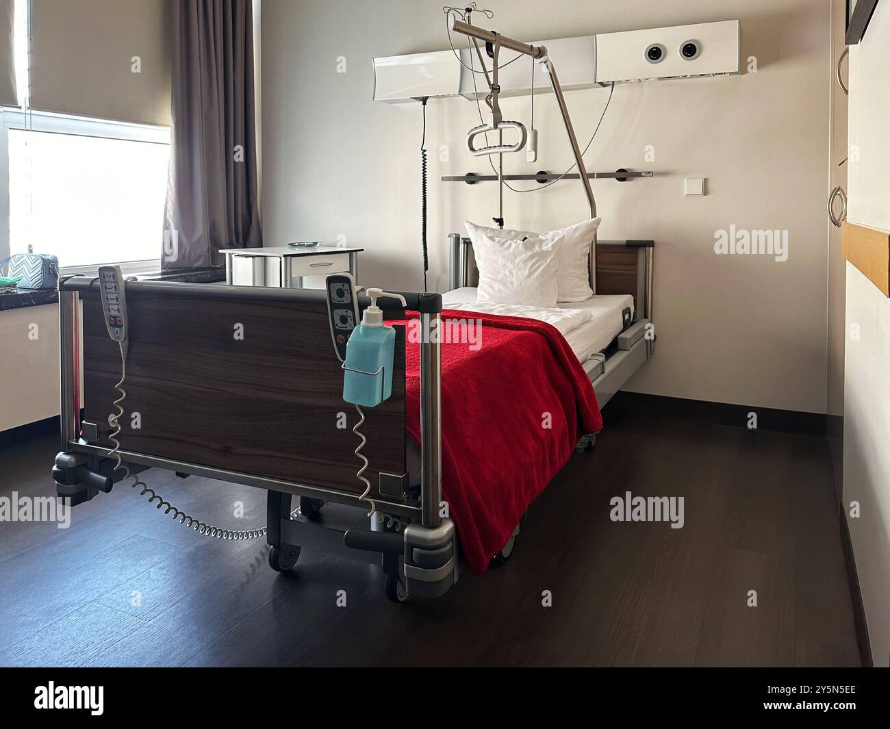 Modern interior of hospital ward with bed Stock Photo - Alamy