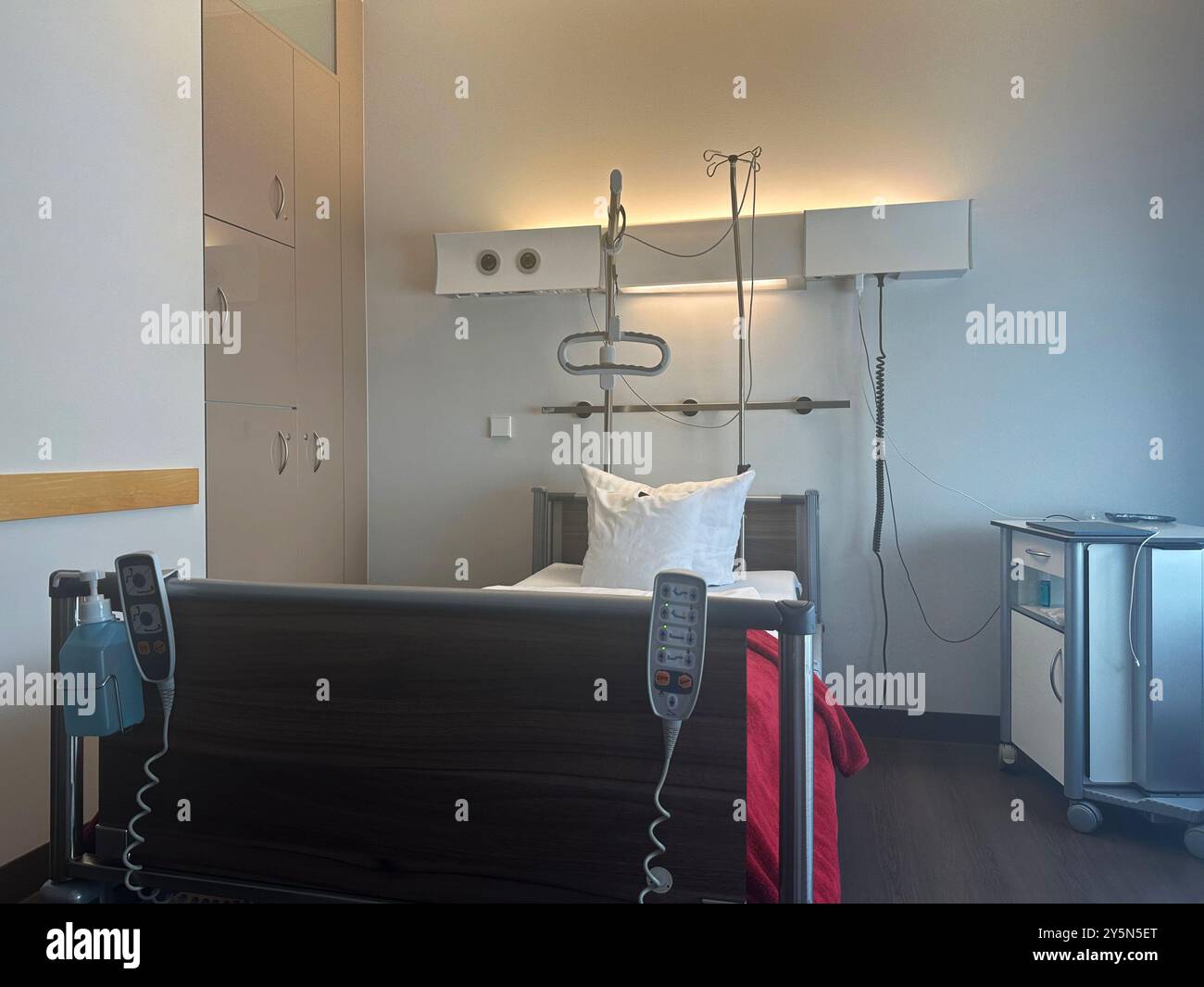 Modern interior of hospital ward with bed Stock Photo - Alamy