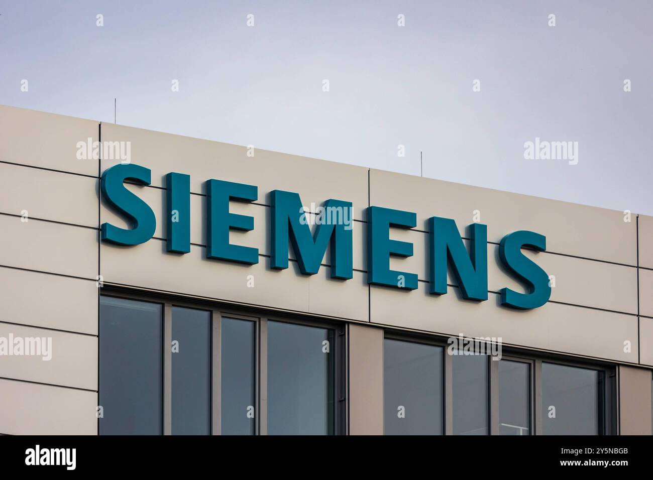 Siemens Campus Erlangen, 22.09.2024 Nahaufnahme des Siemens-Logos auf einem modernen Gebaeude ...