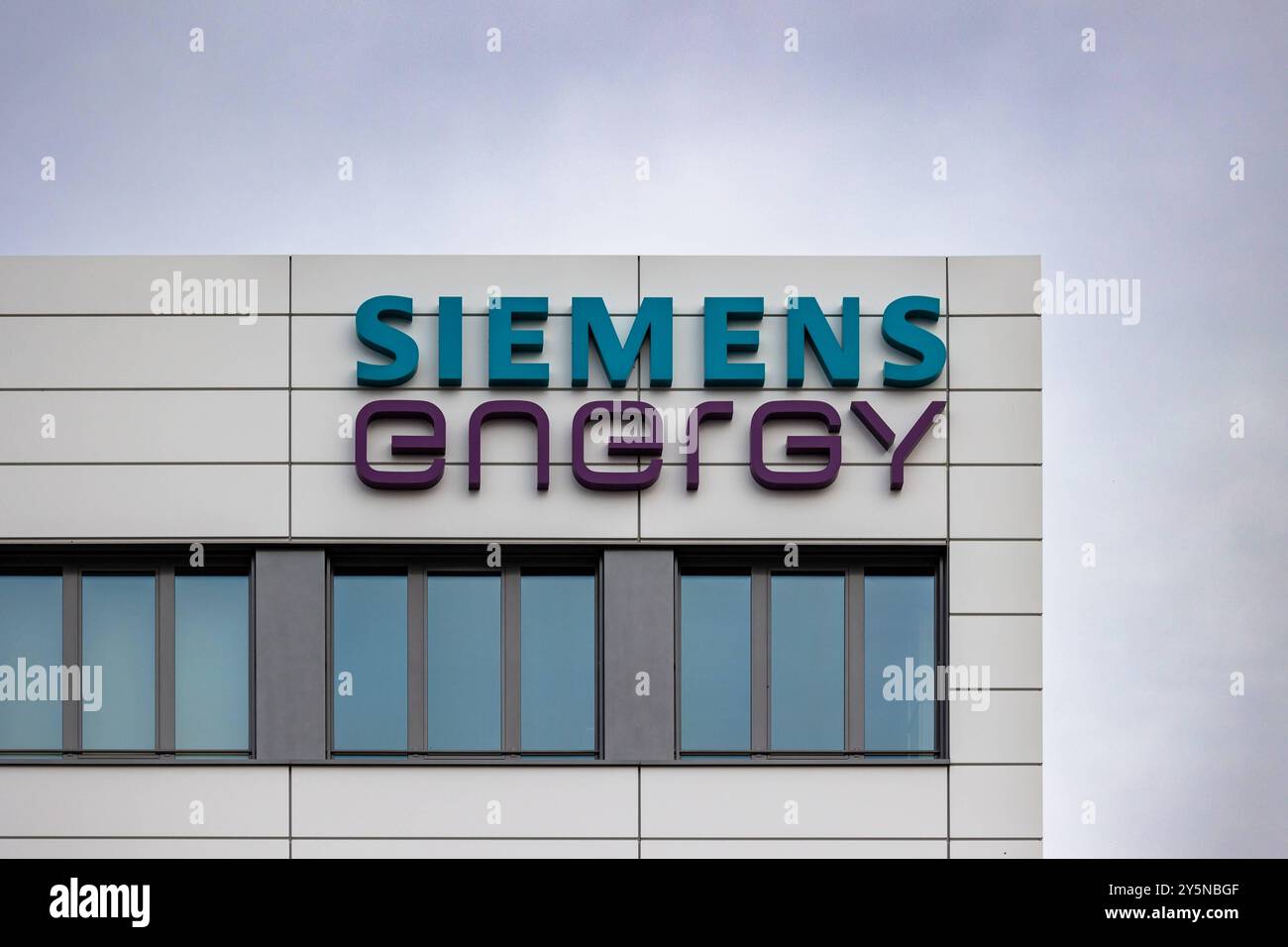 Siemens Campus Erlangen, 22.09.2024 Nahaufnahme des Siemens Energy-Logos auf einem modernen ...
