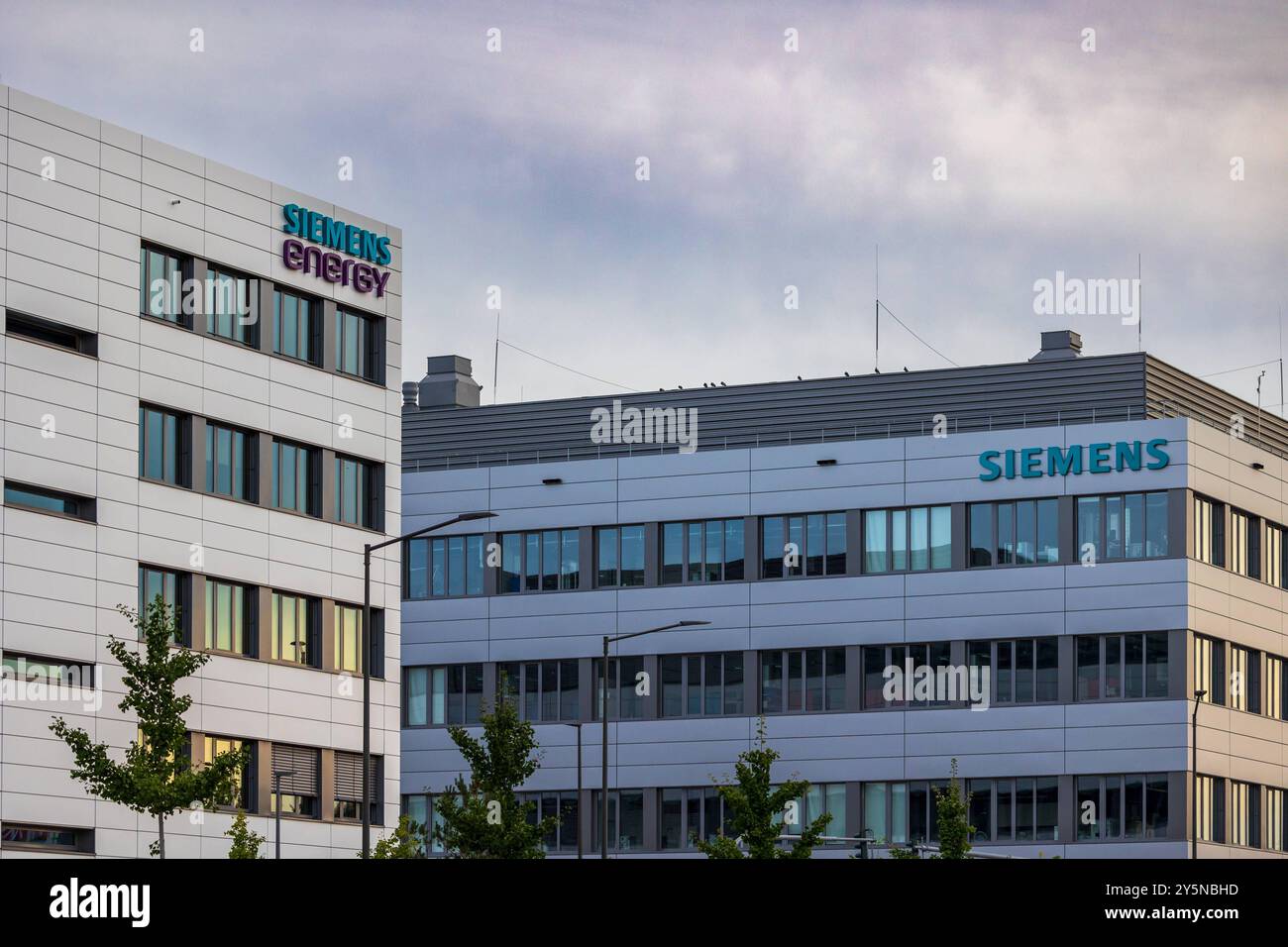 Siemens Campus Erlangen, 22.09.2024 Zwei moderne Gebaeude auf dem Siemens Campus in Erlangen ...