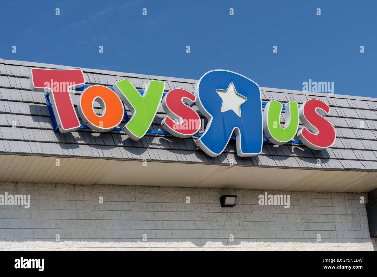 Closeup of Toys "R" Us logo sign on the building. Thornhill, ON, Canada ...