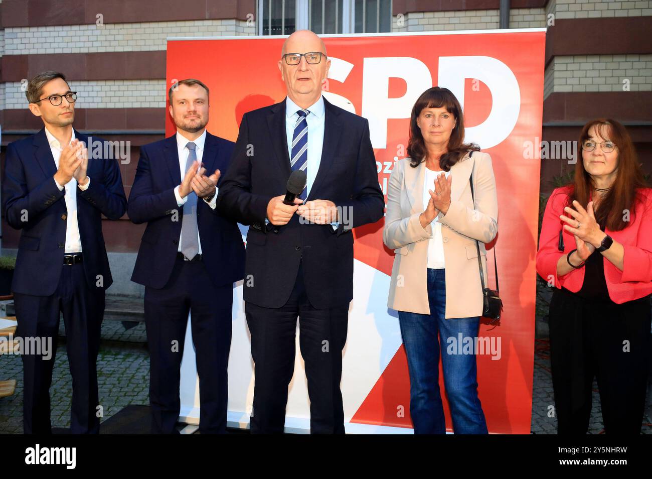 Dietmar Woidke mit Ehefrau Susanne Woidke und Parteifreunden bei der ...
