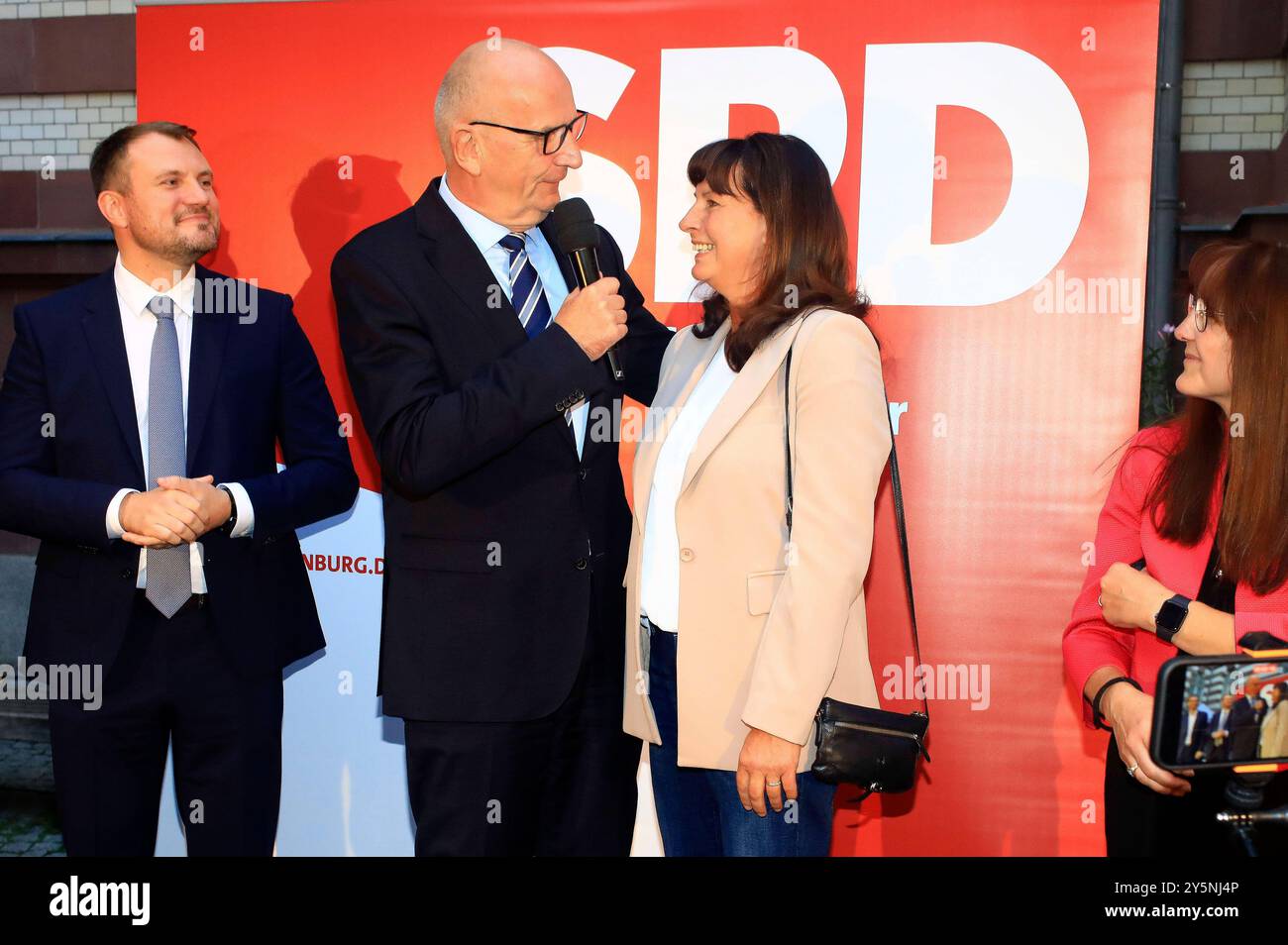 Dietmar Woidke mit Ehefrau Susanne Woidke und Parteifreunden bei der ...