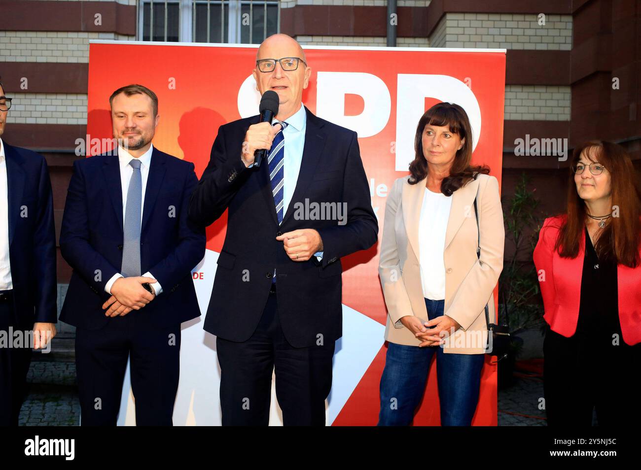 Dietmar Woidke mit Ehefrau Susanne Woidke und Parteifreunden bei der ...
