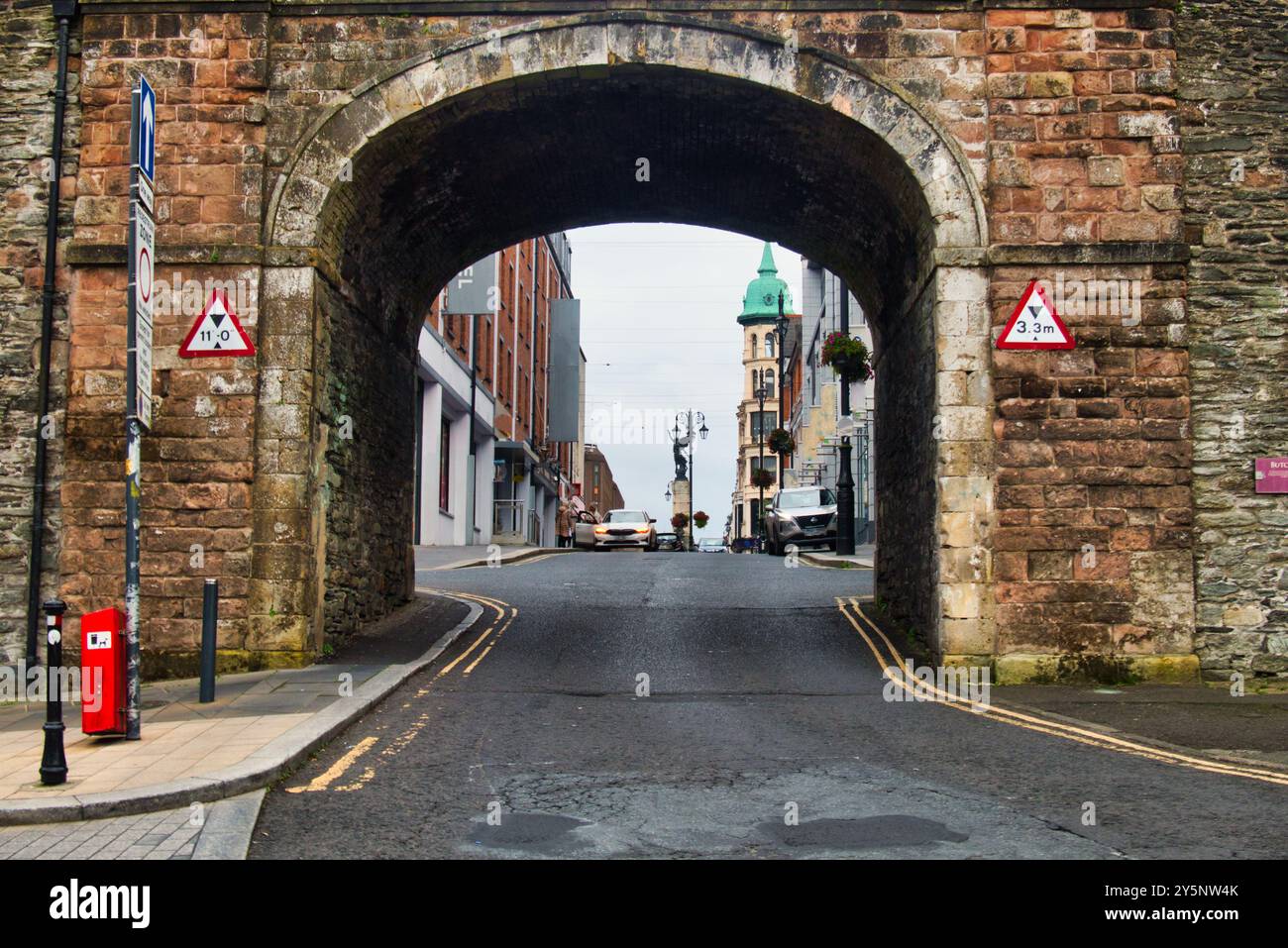 City gate and wall londonderry hi-res stock photography and images - Alamy
