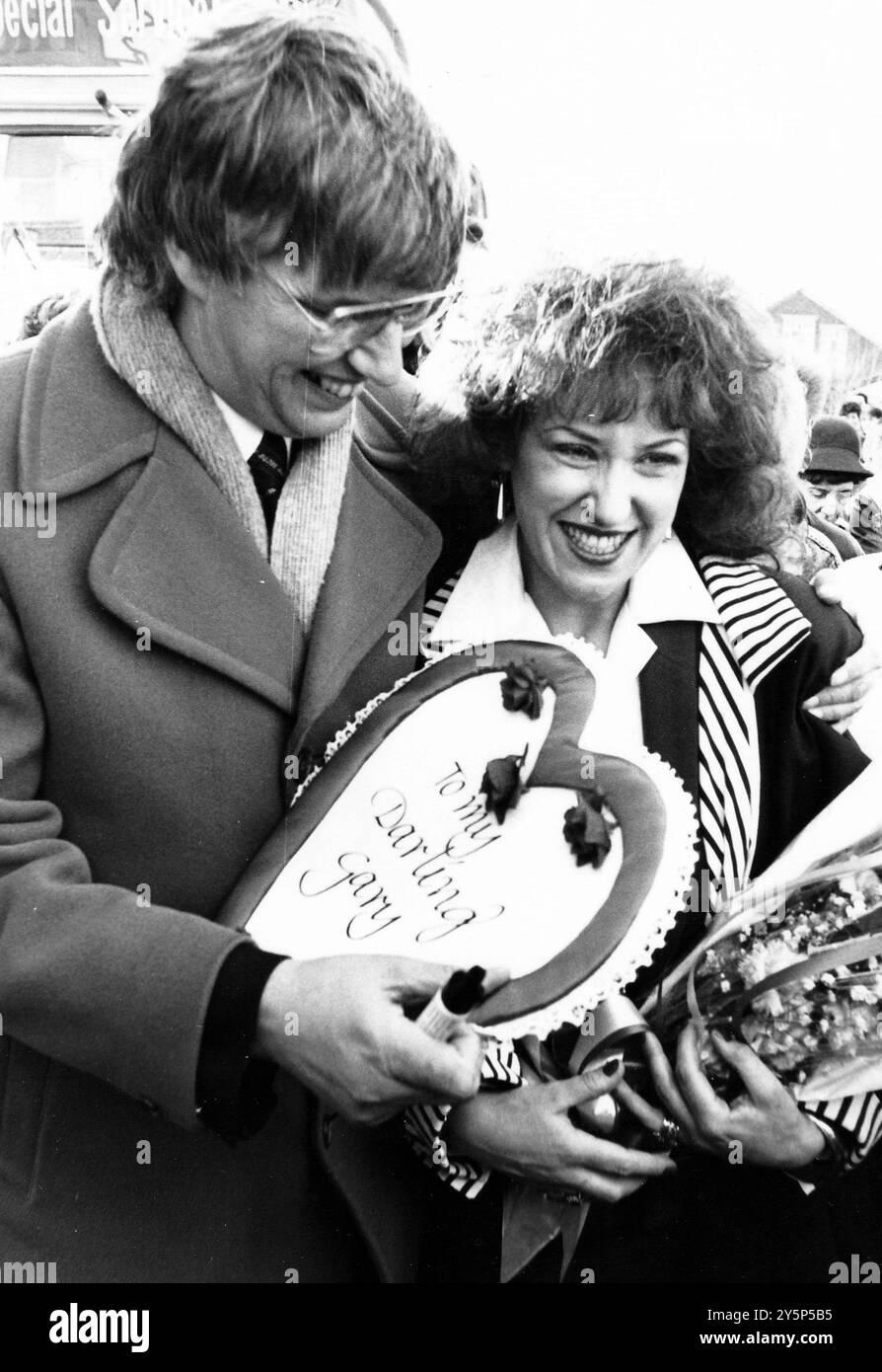 CORONATION STREET'S ANITA DOBSON, ANGIE, WTH GARY BATCHELOR MANAGING ...