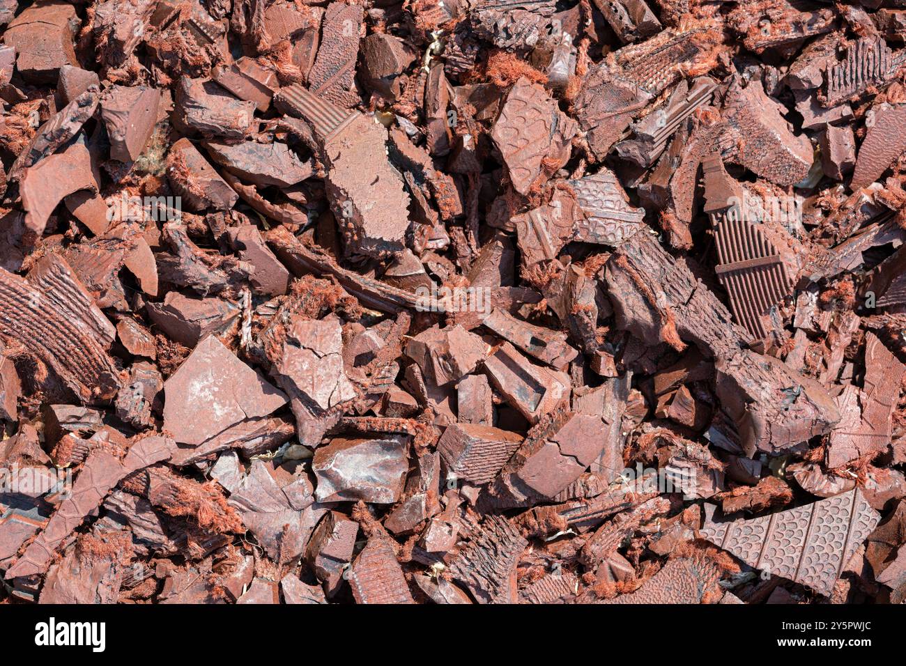 Red rubber mulch hi-res stock photography and images - Alamy