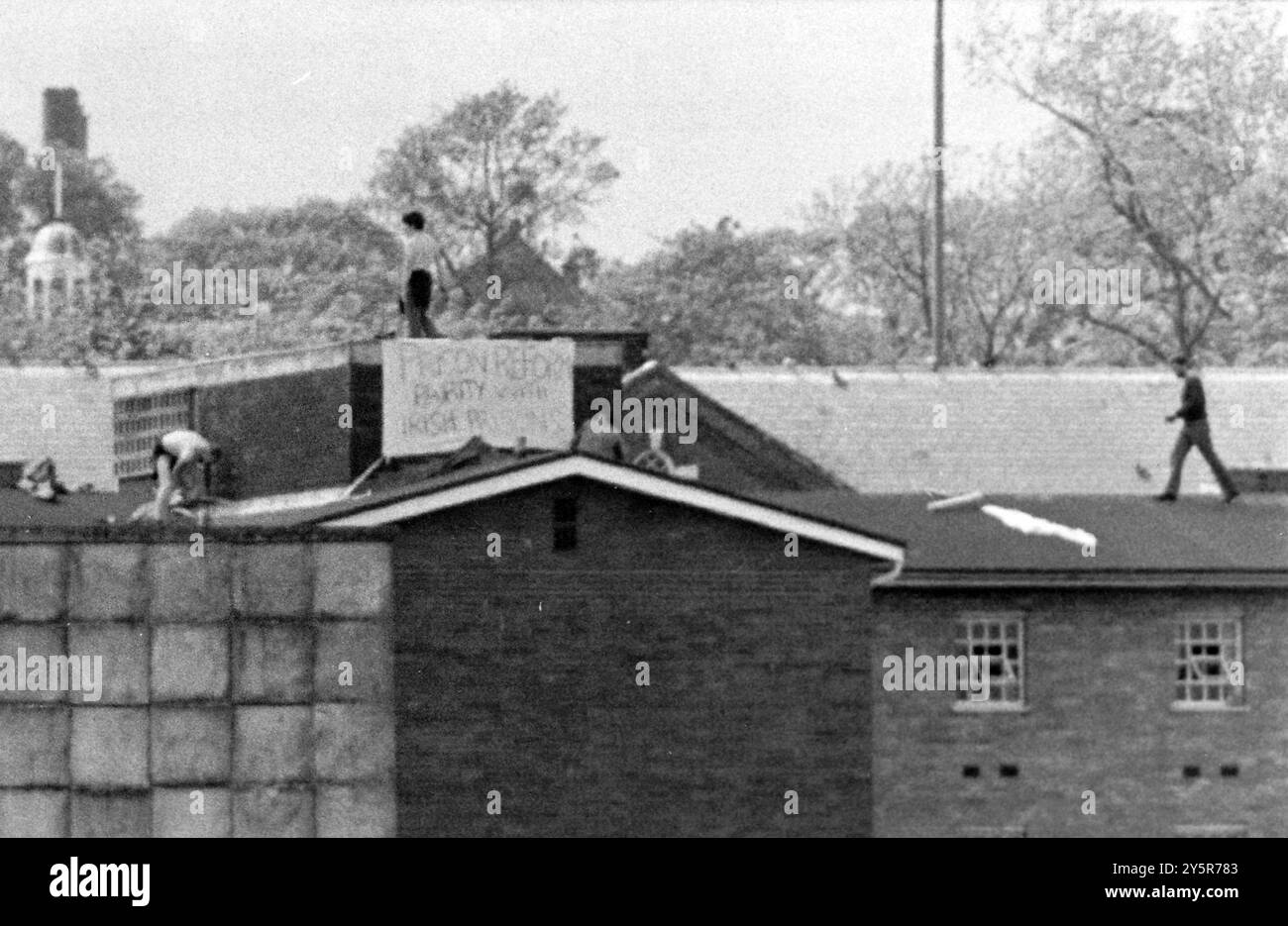 PRISONERS PROTEST ON THE ROOF OF ALBANY JAIL, ISLE OF WIGHT. PLACARD ...