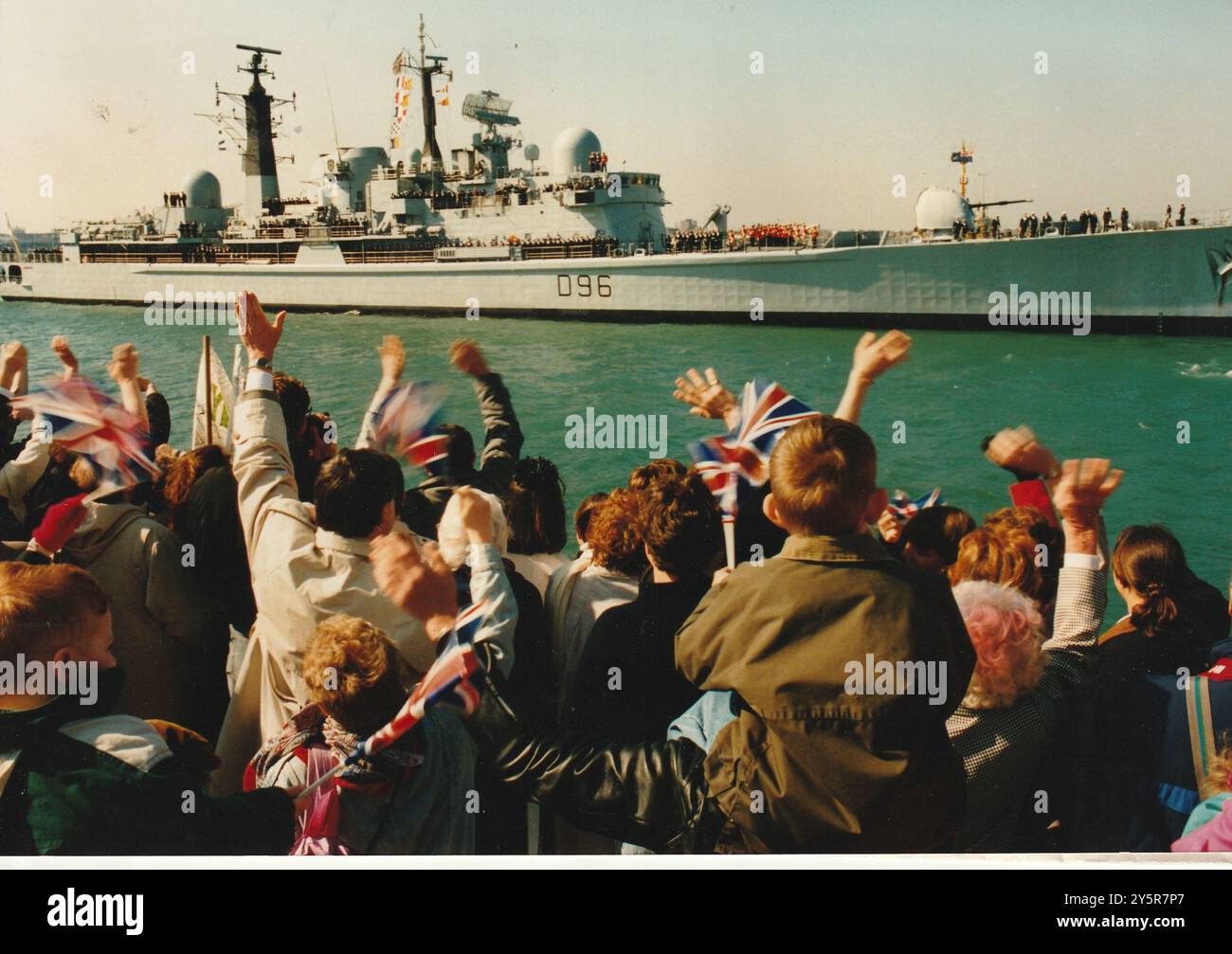 HMS GLOUCESTER GETS A HERO'S WELCOME AS THE DESTROYER RETURNS TO ...