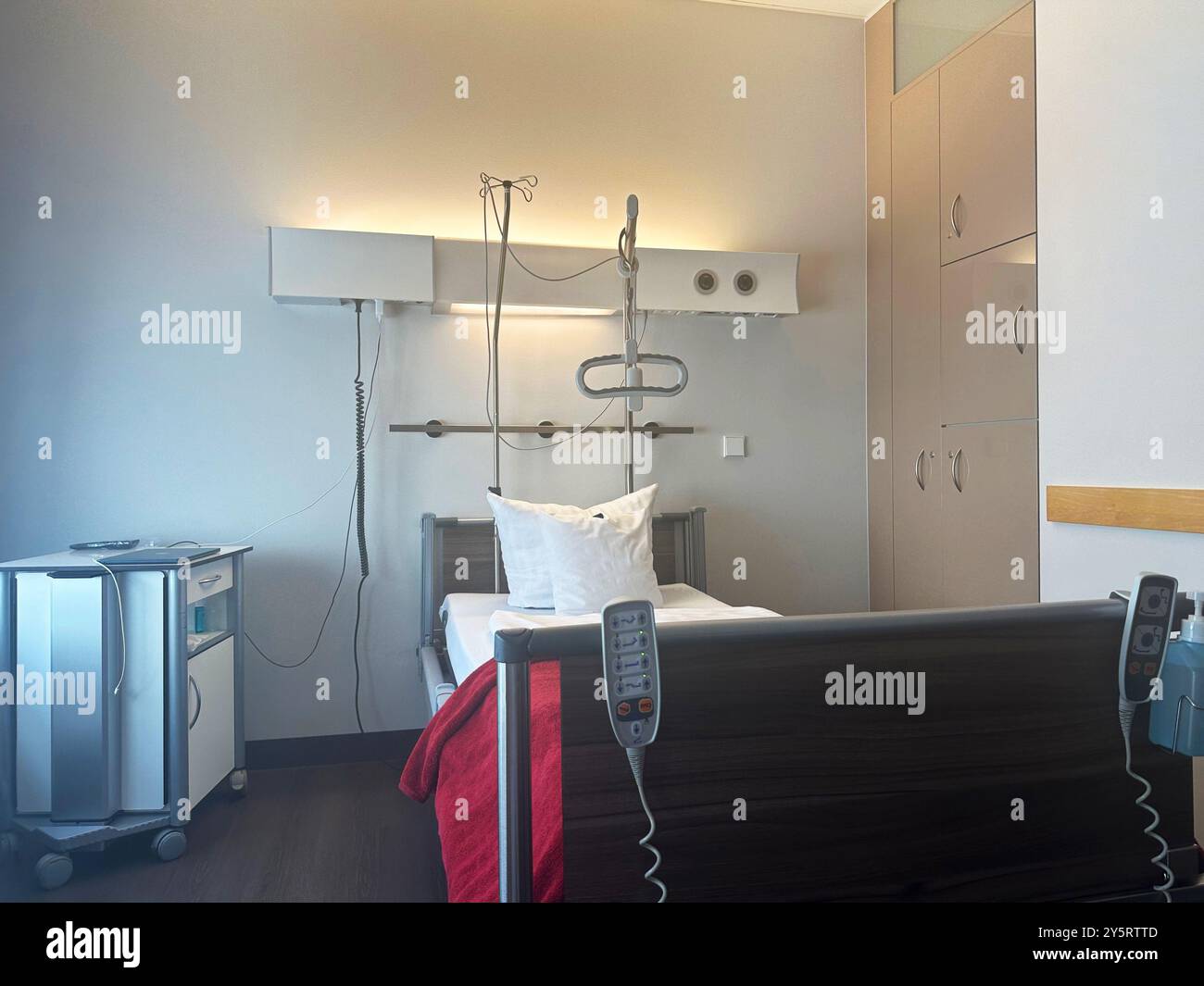 Modern interior of hospital ward with bed Stock Photo - Alamy