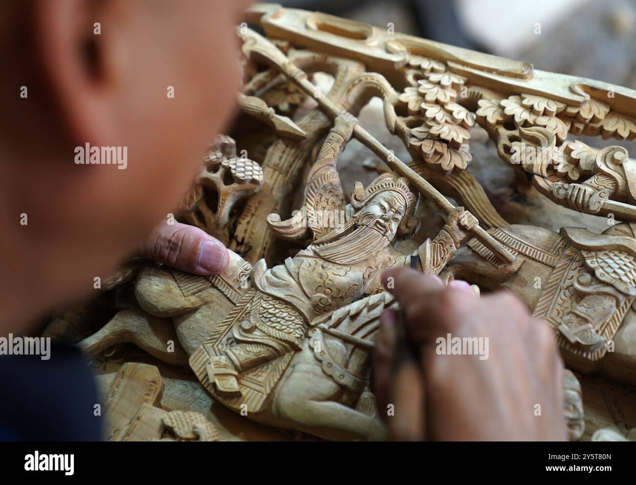 (240923) -- BEIJING, Sept. 23, 2024 (Xinhua) -- Yu Youhong carves wood ...