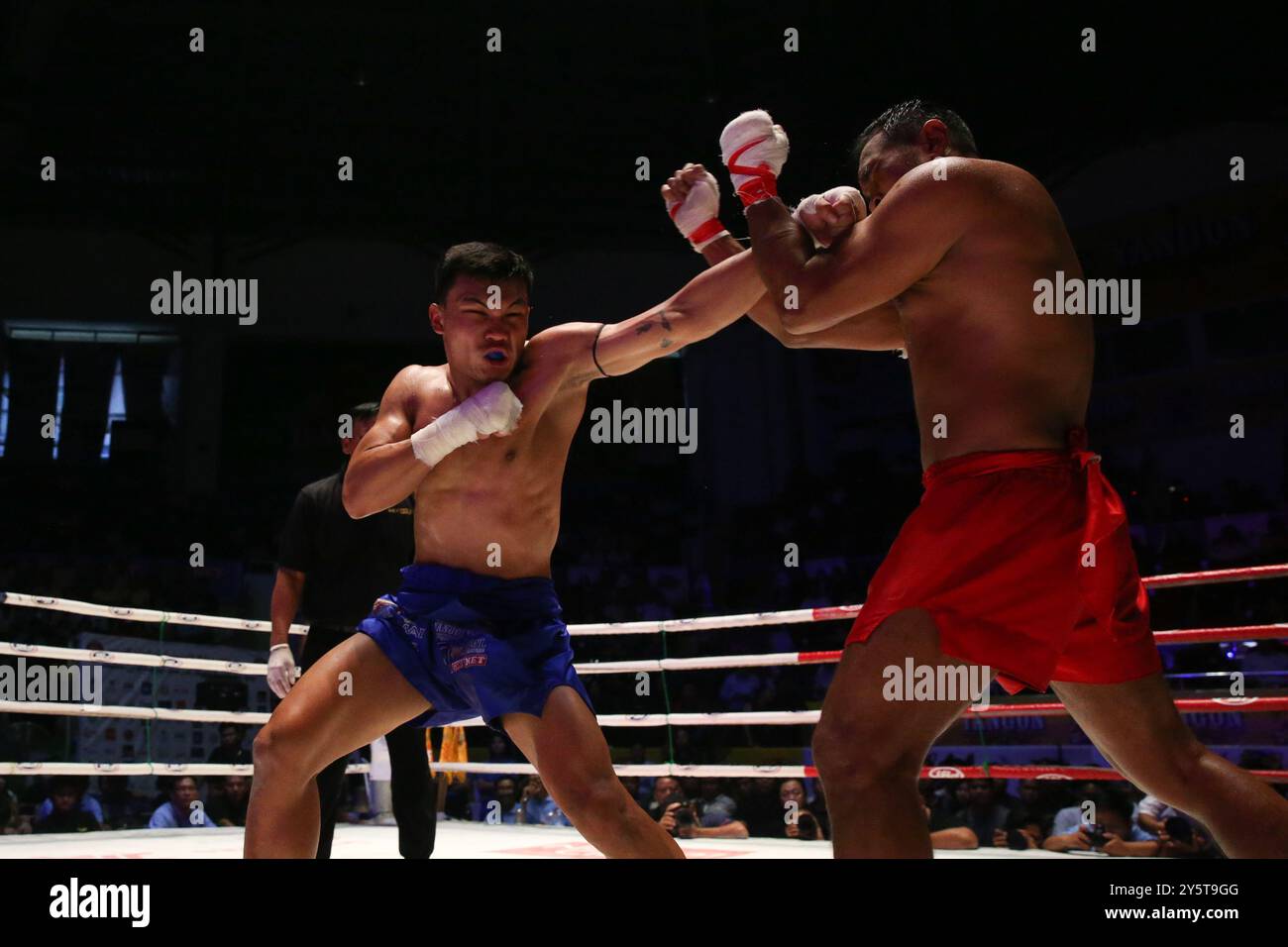 (240923) -- YANGON, Sept. 23, 2024 (Xinhua) -- Tun Tun Min (R) of Myanmar fights with Kyaw Swar ...