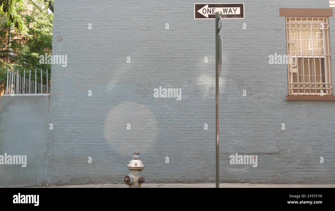 New York City oneway crossroad, Minetta street intersection one way ...