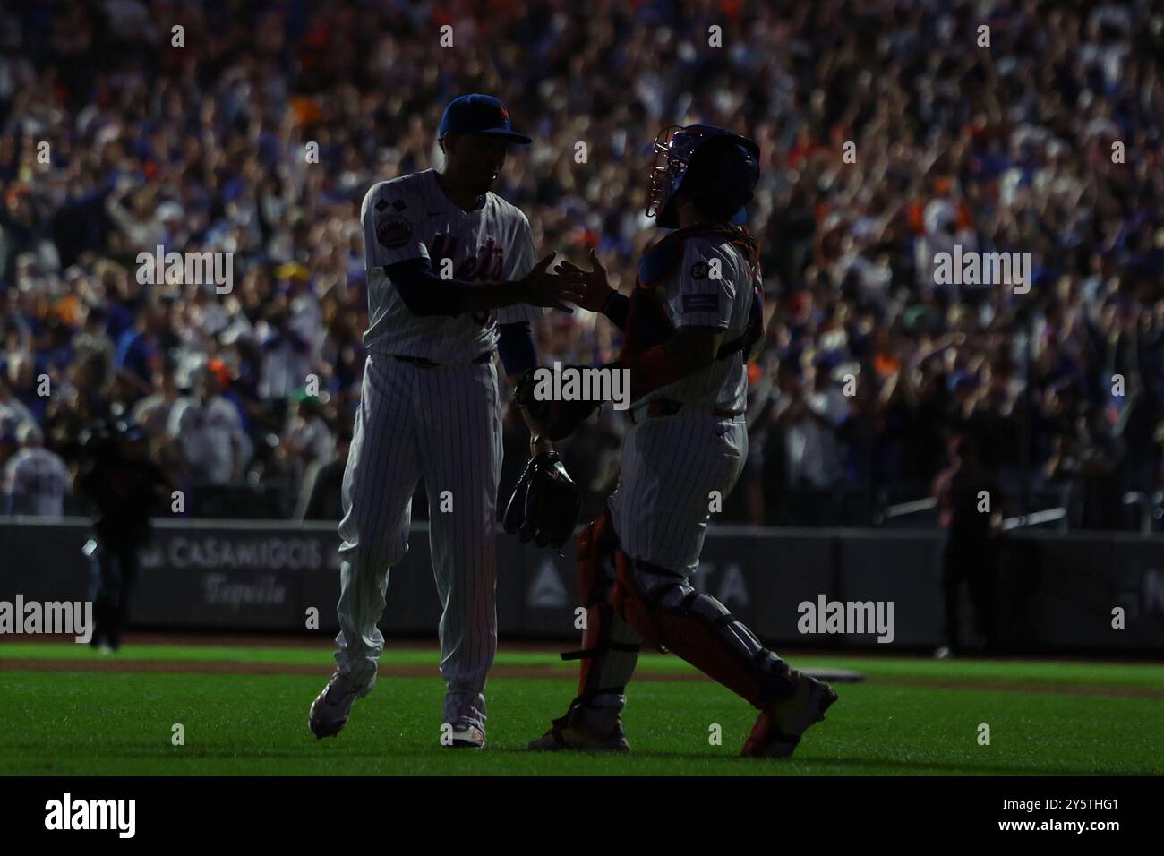 Cap manager shake hands stadium uniform hi-res stock photography and ...