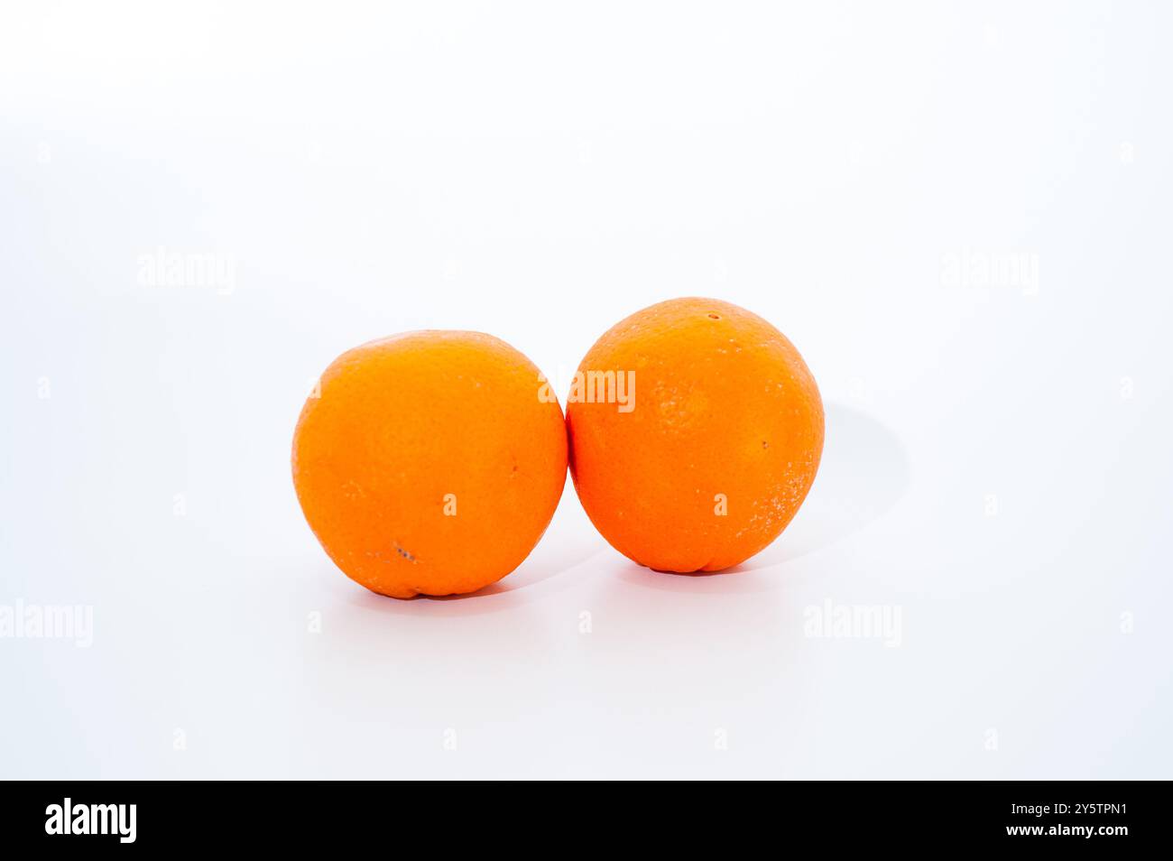 Fresh and juicy Cara Cara oranges Stock Photo - Alamy