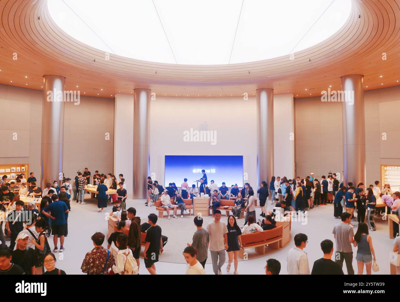 SHANGHAI, CHINA - SEPTEMBER 22, 2024 - Customers experience Apple's new ...