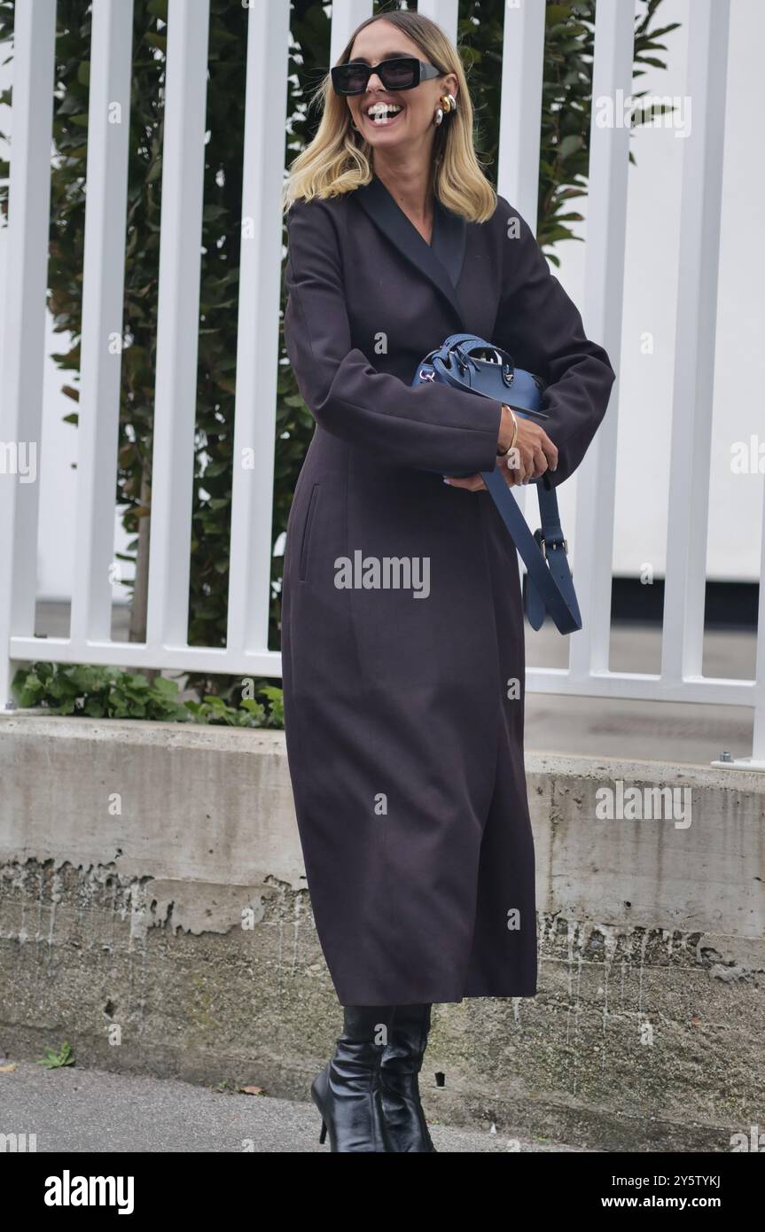 Candela Pelizza posing for photographers before Fendi fashion show ...
