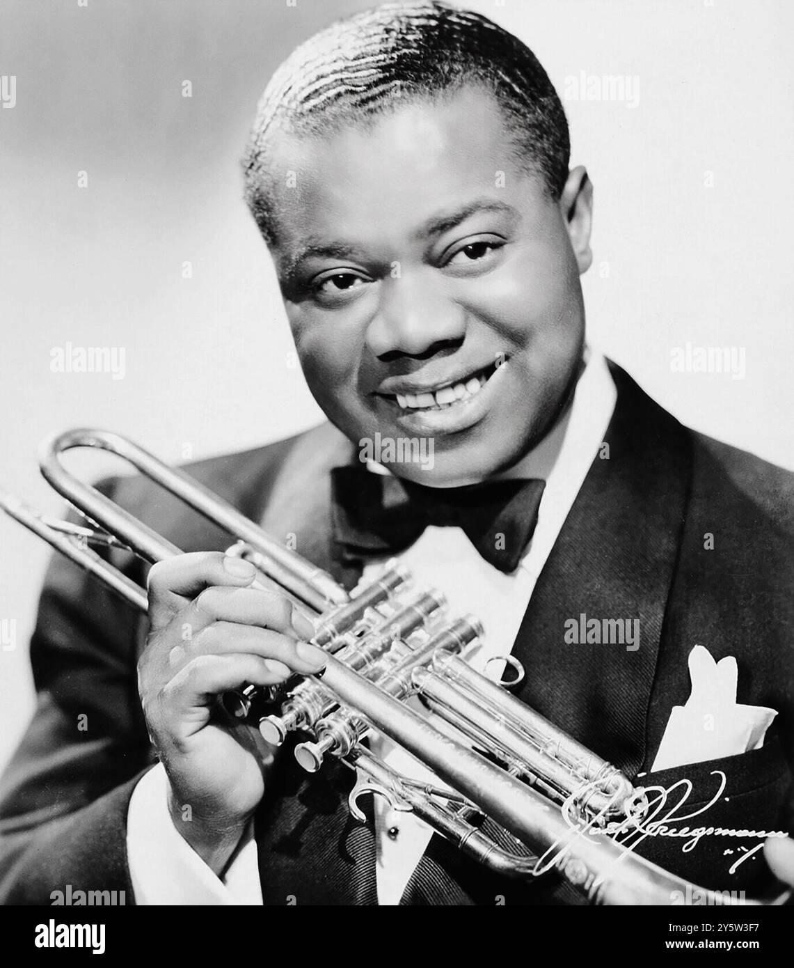 Louis armstrong black and white photos hi-res stock photography and ...