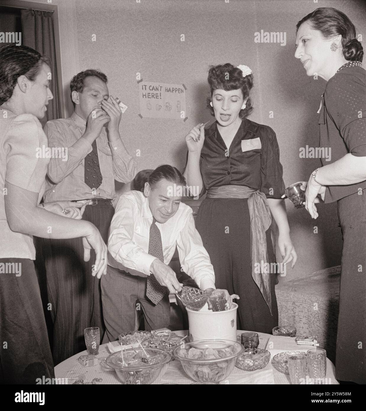 Evening party 1940s hi-res stock photography and images - Alamy