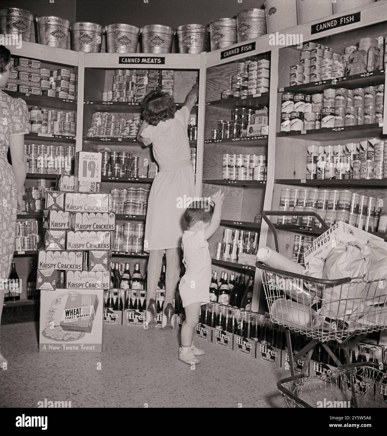1940s grocery store hi-res stock photography and images - Alamy