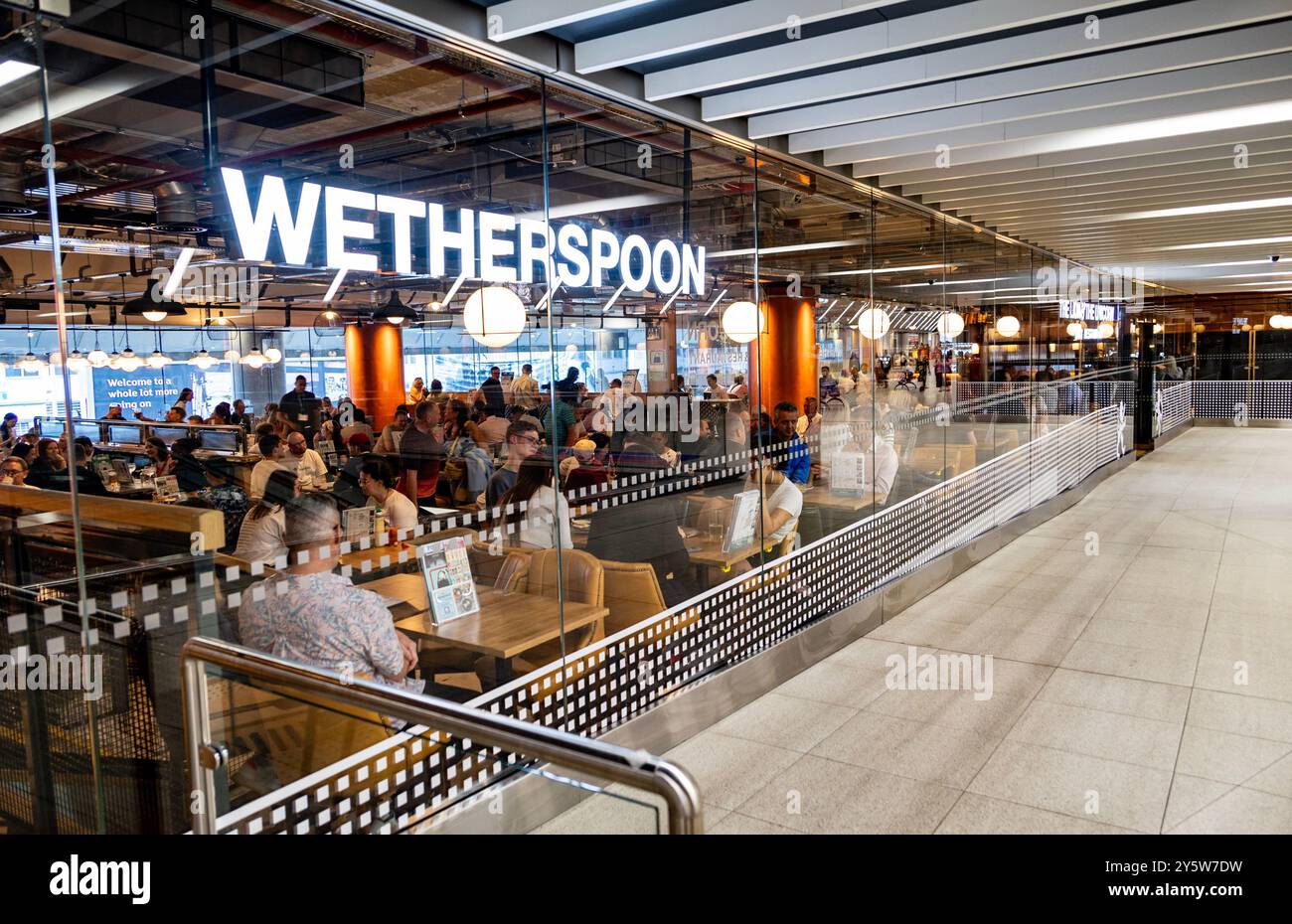 Pub by station hi-res stock photography and images - Alamy