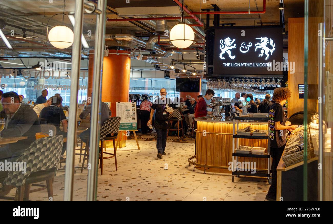 Wetherspoon pub Waterloo Station Stock Photo - Alamy