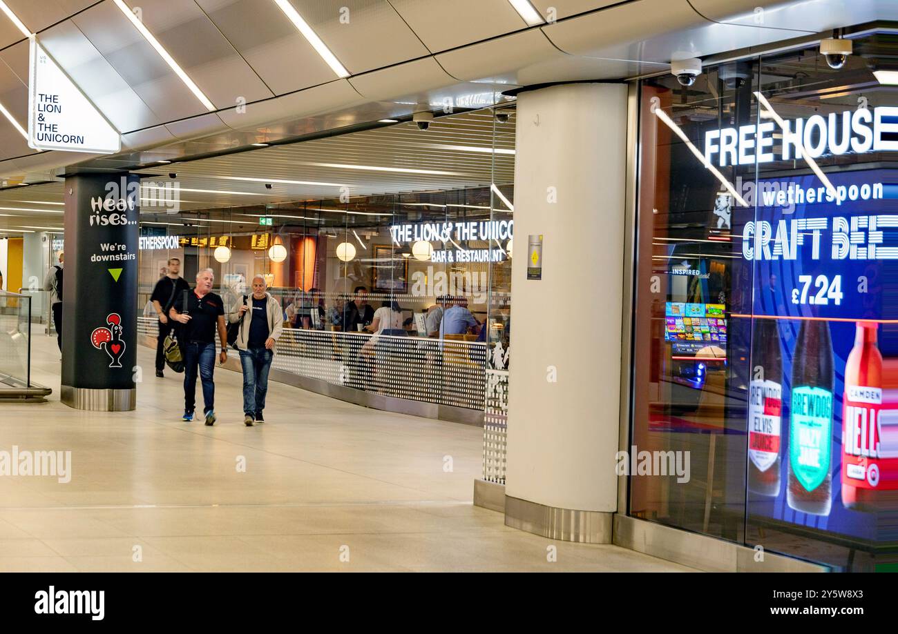 Wetherspoon pub Waterloo Station Stock Photo - Alamy