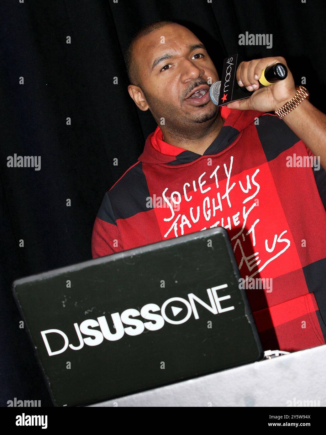 Brooklyn, NY, USA. 11 November, 2014. DJ Suss One, performs at Macy's ...