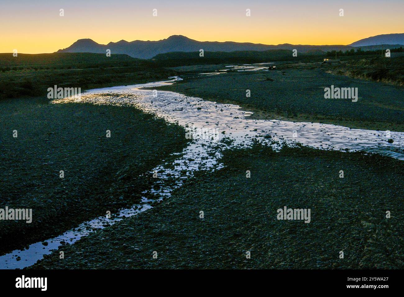 Moulouya river advancing through the valley. Middle Atlas .Marruecos ...