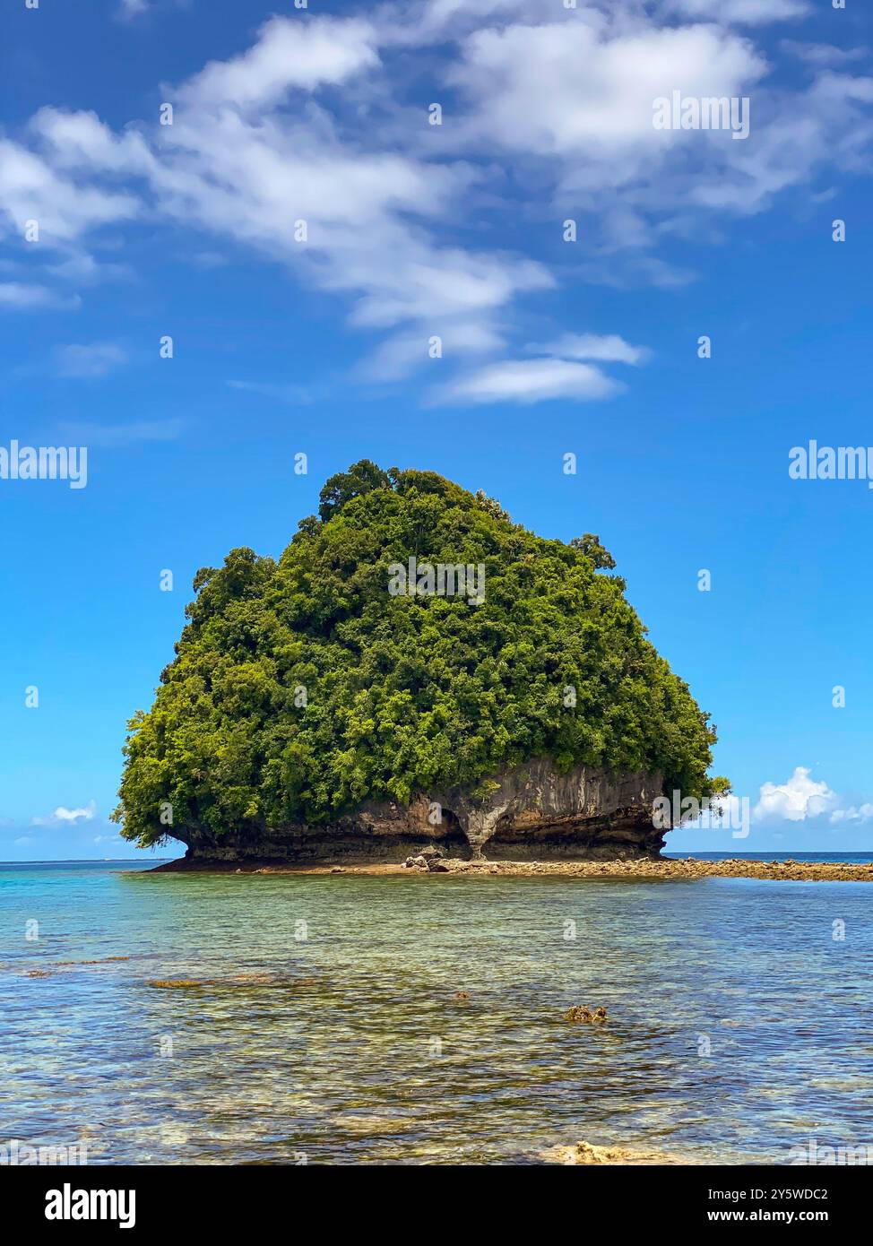 Boslon Island with turquoise ocean water. Surigao del Sur, Philippines ...
