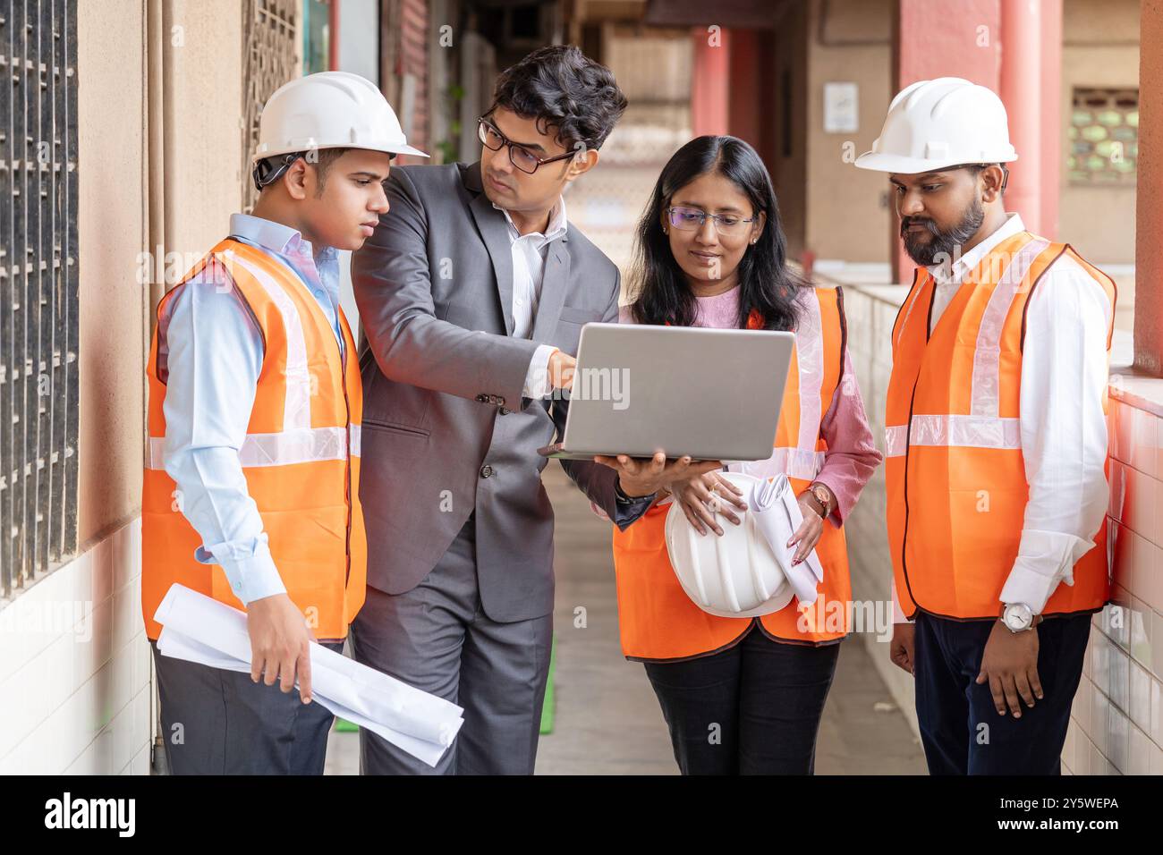 Engineers discusing site issue hi-res stock photography and images - Alamy